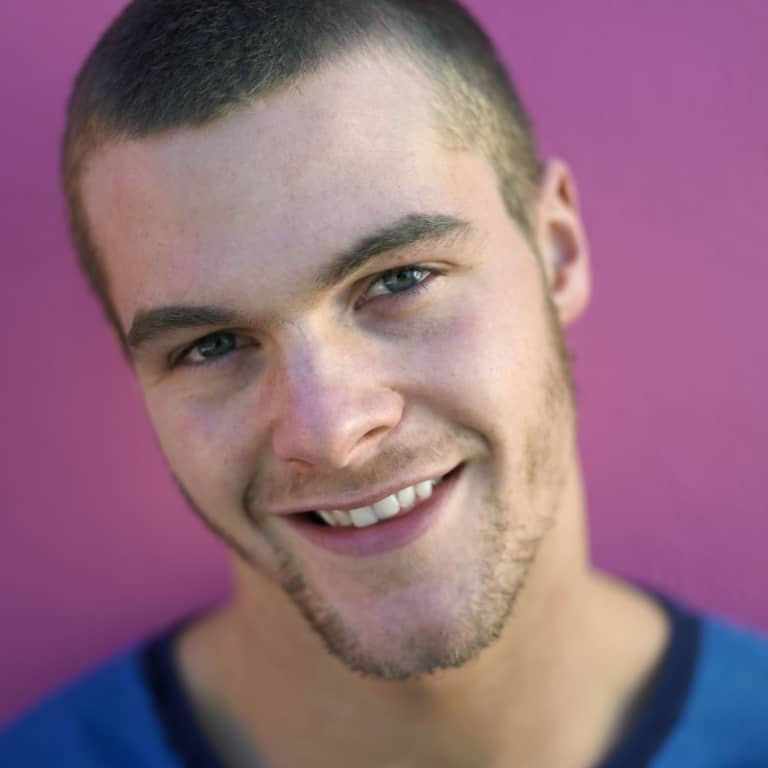 Body Language of Men: Discover The 6 Signs That He Is Into You