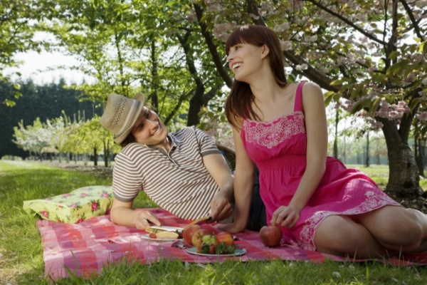 What Does Eye Contact Mean to a Guy? 10 Signs and What They Mean